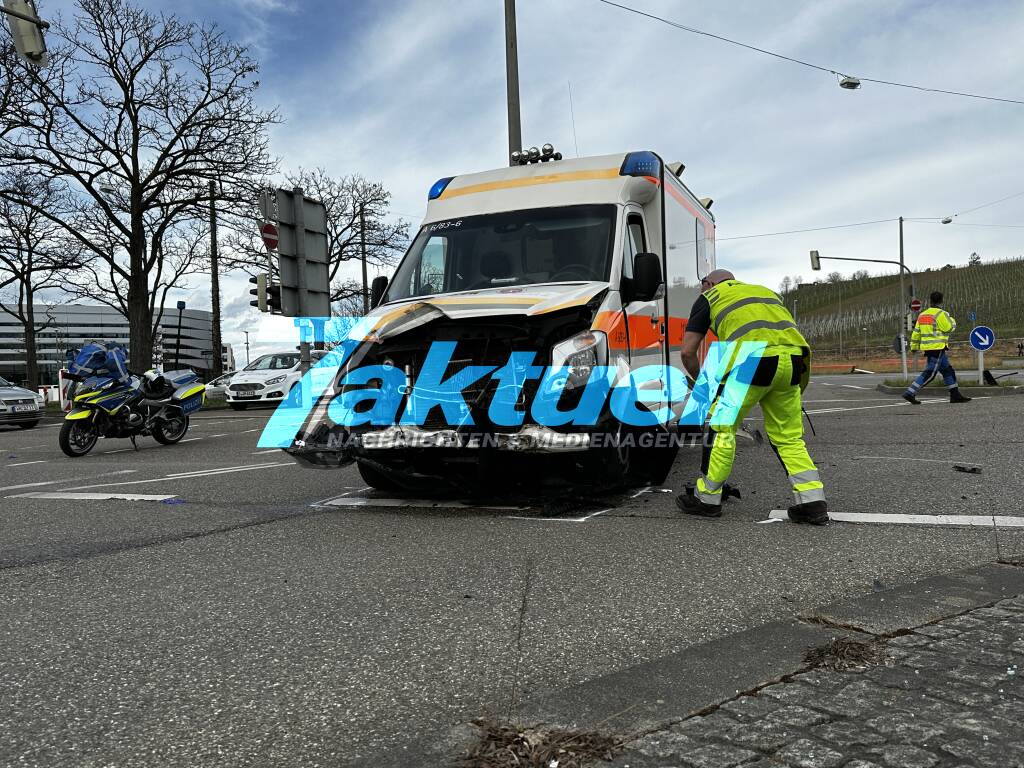 Rettungswagen Mit Blaulicht Kracht In Pkw Stauchaos Am Pragsattel